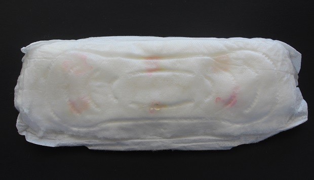 Sanitary napkins that diagnose urinary infections by changing colour