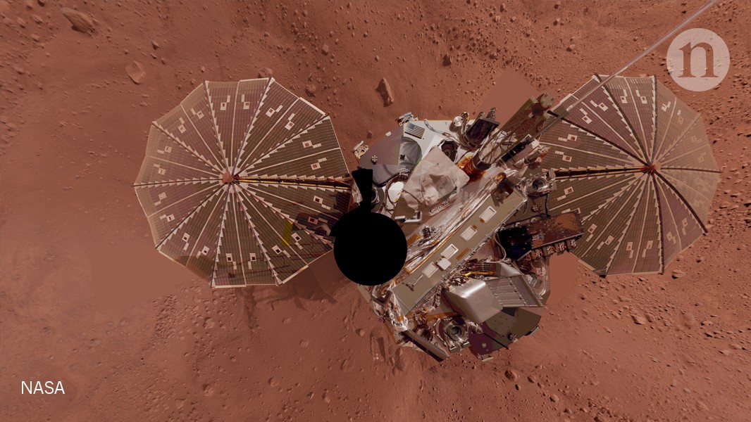 Snow falls fast at night on Mars