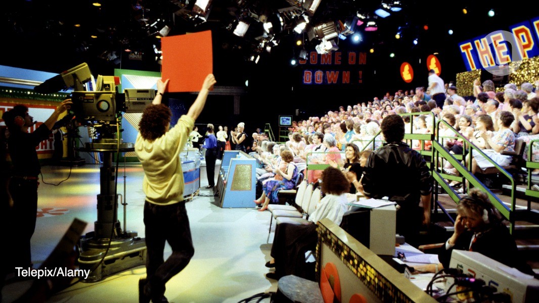 To make a flat joke funnier, cue the laugh track