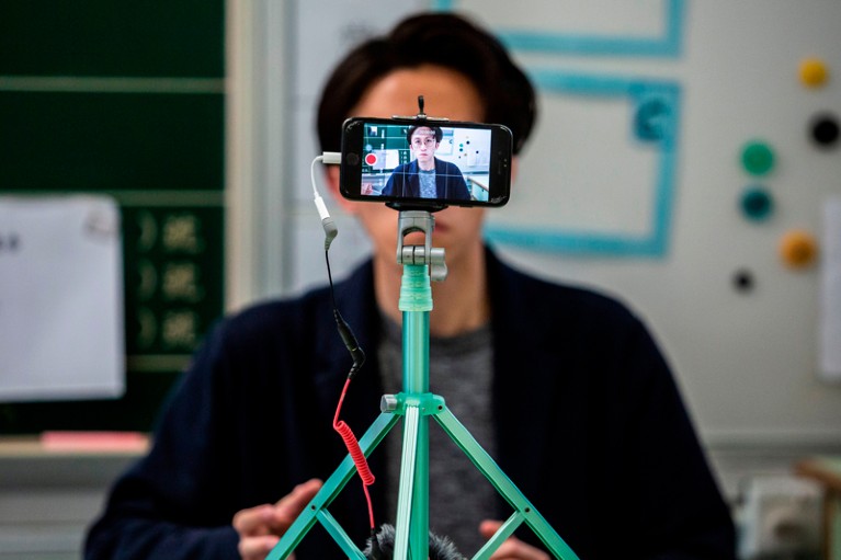 How to adapt 16 hours of in-class teaching material to an online format ...