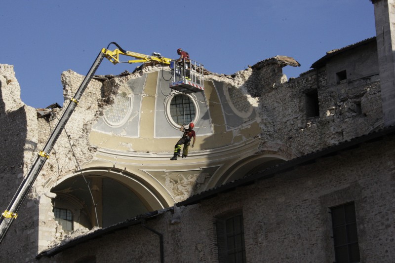 Revisiting the foreshocks of the 2009 L’Aquila earthquake